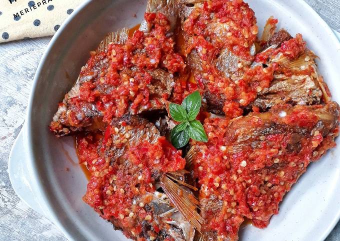 Resep Ikan Goreng Balado oleh Merie Prayatna Mazrial - Cookpad