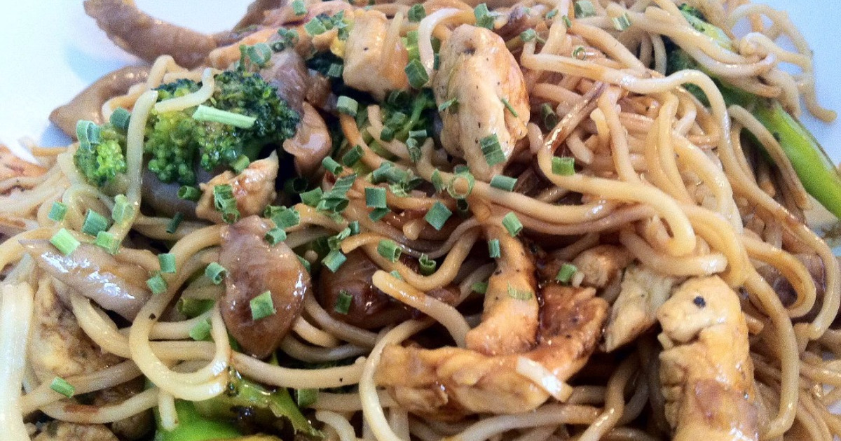 Noodles Con Setas, Pollo Y Brócoli Receta de Andrealeza- Cookpad