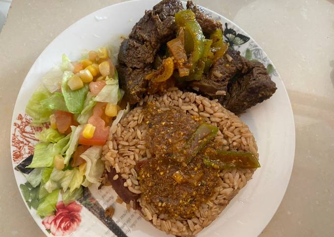 Churrasco en salsa criolla, arroz con consomé y ensalada Receta de ...