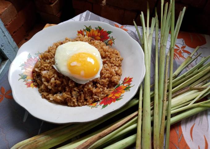 Resep Nasi Goreng Merakyat oleh Ummu Meishy's Kitchen - Cookpad