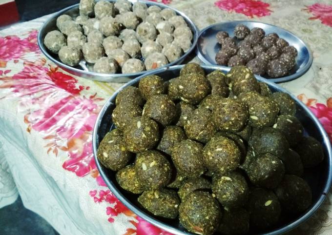 Alsi gur ke laddu / til gur ke laddu / atta gur ke laddu Recipe by ...