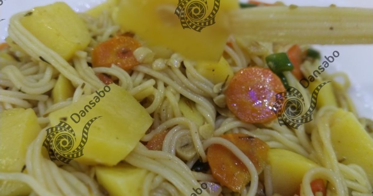Vegetable Garlic Spaghetti With Potatoes Recipe by Muas_delicacy - Cookpad