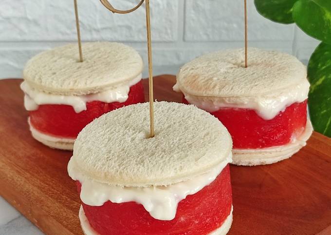 Resep Watermelon Sandwich oleh Ellaelloet - Cookpad