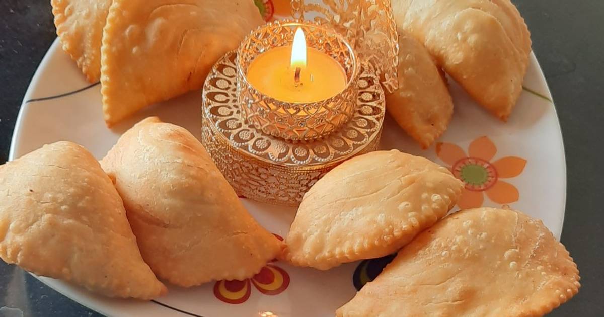 Layerd Ghugra (sathyachi karanji) Recipe by Kavita Arekar - Cookpad