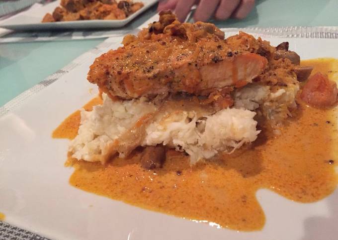 Salmón con salsa de mariscos y coco, acompañado de puré de yuca Receta ...