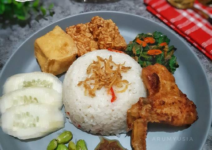 Resep Isi Piringku - Nasi Liwet Teri Komplit oleh Arum Yusia - Cookpad