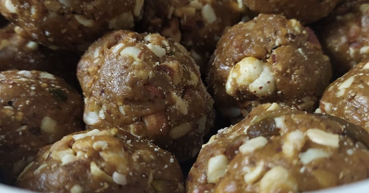 गुड़ लड्डू(Gud Ke Laddu Recipe In Hindi) रेसिपी बनाने की विधि in Hindi ...