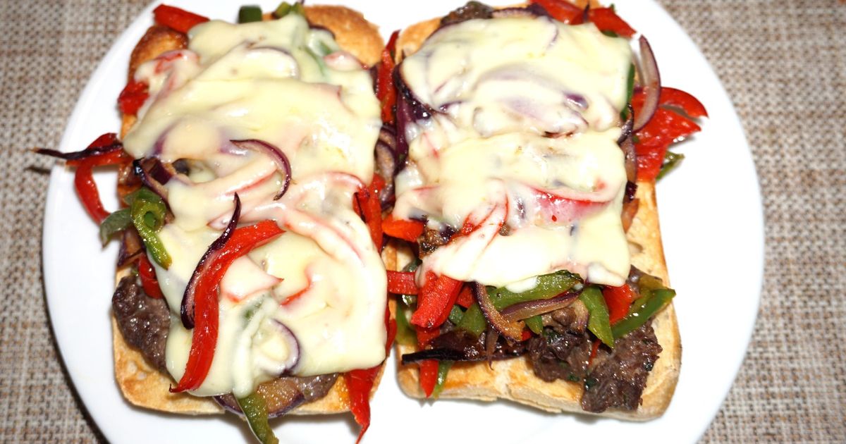 Churrasco De Lomo Sobre Tostadas De Pan Ciabatta Con Pimientos Y ...