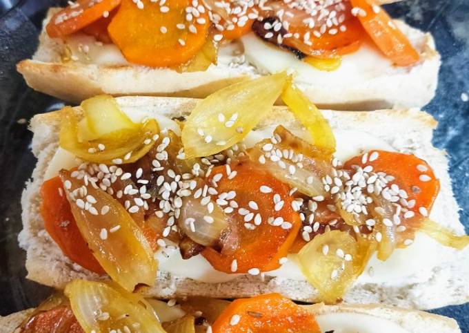 Tostadas con queso vegano y verduras Receta de Brenda Aranda 🌿- Cookpad