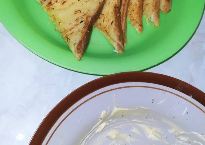 Resep Garlic buter roti tawar teflon oleh Dapoer KYA - Cookpad