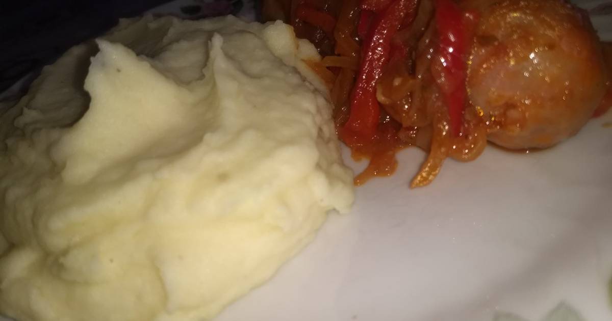 Chorizo a la pomarola con puré Receta de Anto Oro- Cookpad