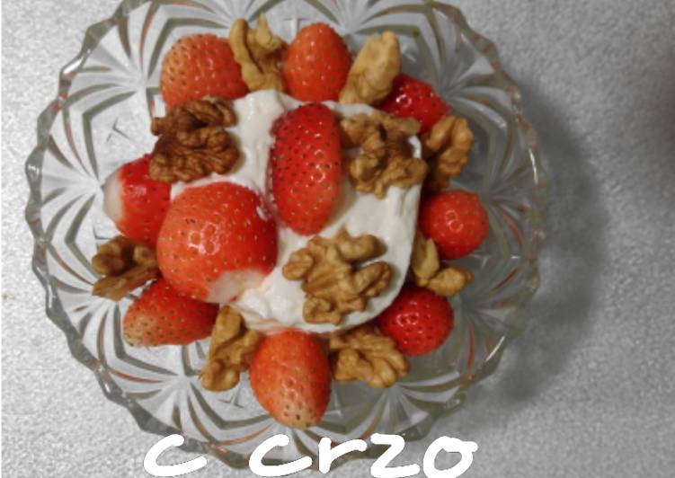 Yogurt griego con fresas y nueces Receta de Chari Crzo- Cookpad