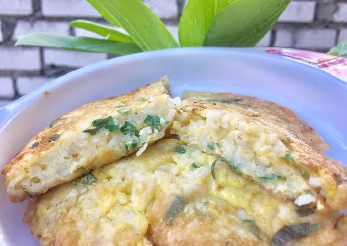 Resep Omelet nasi sayur keju (Mpasi 10m+) oleh Khiyarotun Nisa - Cookpad