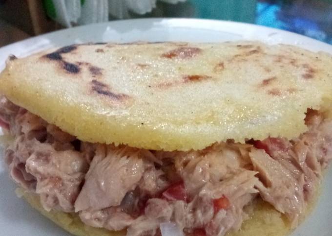 Arepa con ensalada de atún Receta de Magrith Cañas Barreto- Cookpad