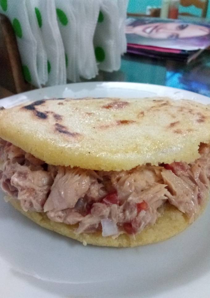 Arepa con ensalada de atún Receta de Magrith Cañas Barreto- Cookpad