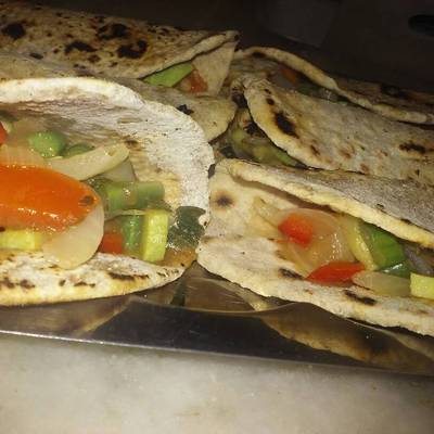 Tacos vegetarianos con harina integral Receta de Matías Maldonado- Cookpad