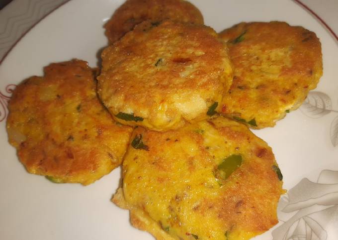 Crispy chicken potato cutlets Recipe by Mehvish Mehboob - Cookpad