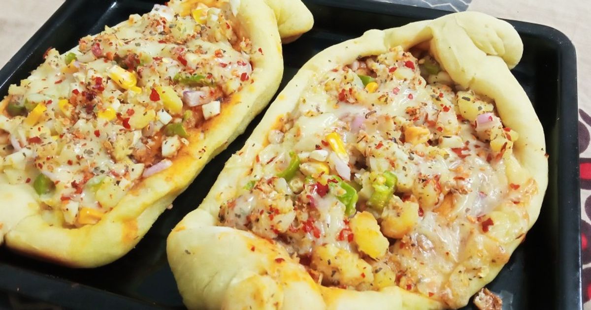 Cheesy Garlic Potato Pide Recipe by Chef Tripti Saxena - Cookpad