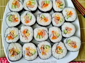 Resep sushi rumahan enak dan mudah dibuat, cocok untuk bekal!