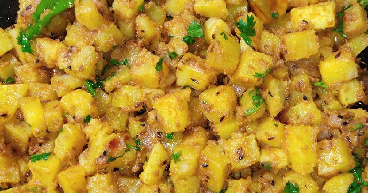Achari Dry Aaloo Recipe by Bushra Mazhar - Cookpad