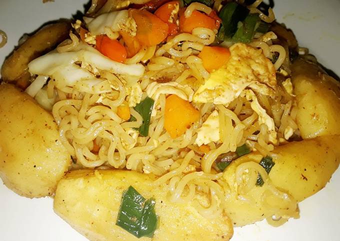 Stir fried indomie with veggies,potatoes and scrambled eggs Recipe by ...