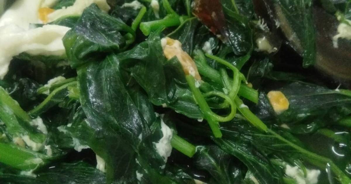 Resep Sup bayam dengan telur asin dan telur hitam oleh Zura - Cookpad