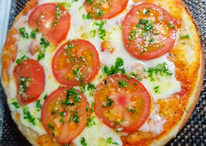 Pizza de tomate y provenzal Receta de Dayli- Cookpad