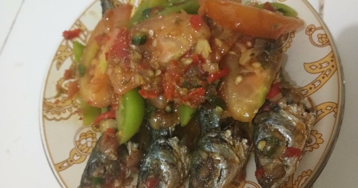 Resep 04. Ikan Asin Dencis Masak Cabe Merah Ijo oleh Wulan Arum - Cookpad