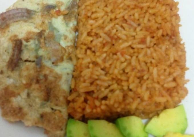 Jollof rice with fried egg and avacado Recipe by Nediaskitchen - Cookpad