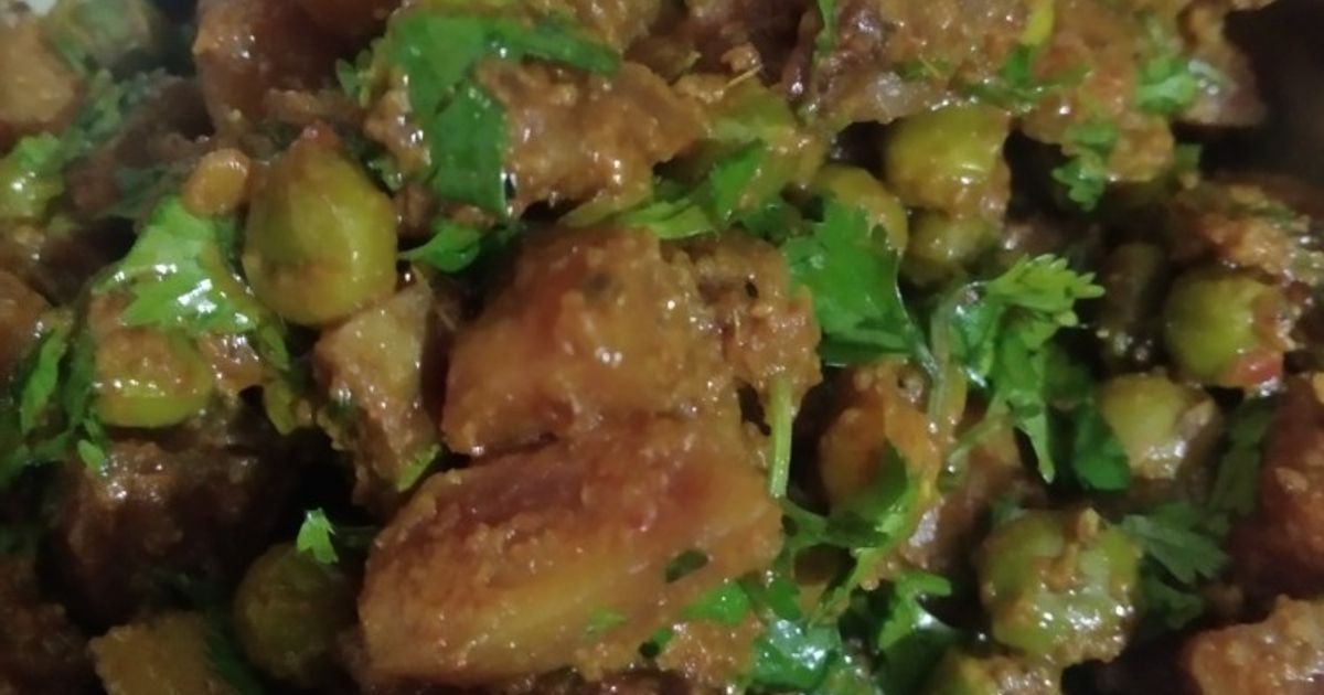 लाल आलू मटर की सूखी सब्जी (Lal Aloo Matar Ki Sukhi Sabzi Recipe In ...