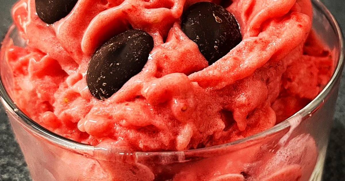 Helado de fresas naturales, base de galletas con canela y topping de ...
