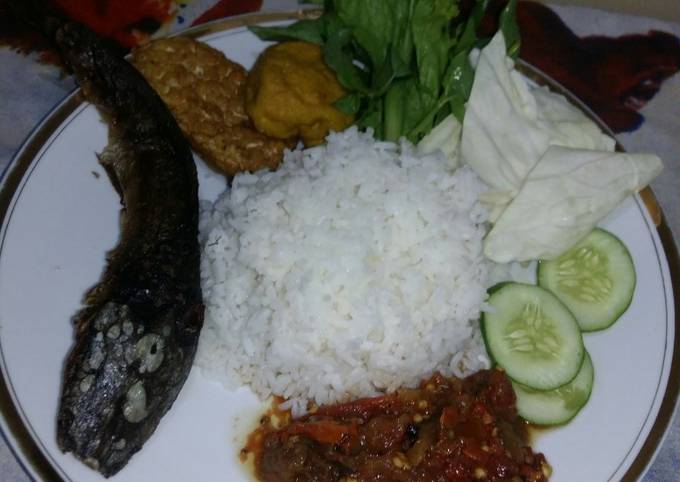 Resep Pecel lele komplit oleh tantri yanti - Cookpad