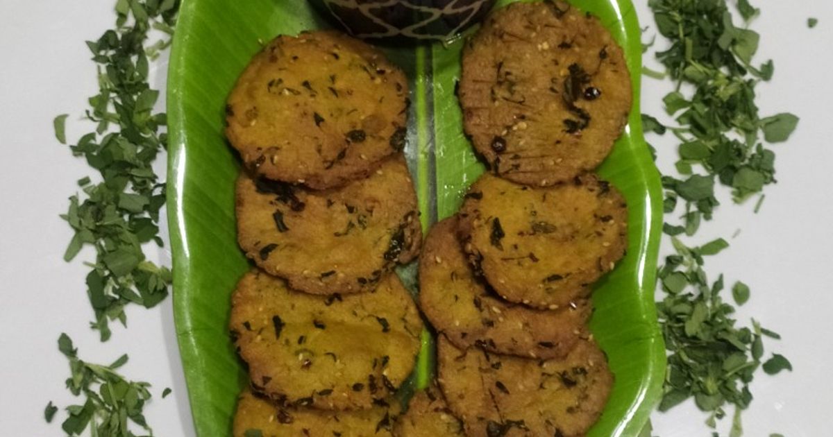 Methi Leaves Crispy Puri Recipe by pinal Patel - Cookpad