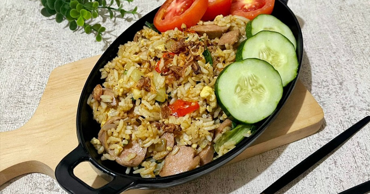 Resep Nasi Goreng Sosis Dan Telur Ala Resto Bekal Sekolah oleh Kiki Fhatria - Cookpad