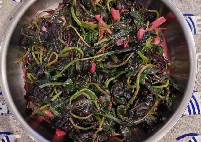 Sauteed Red Spinach Recipe by Meme - Cookpad