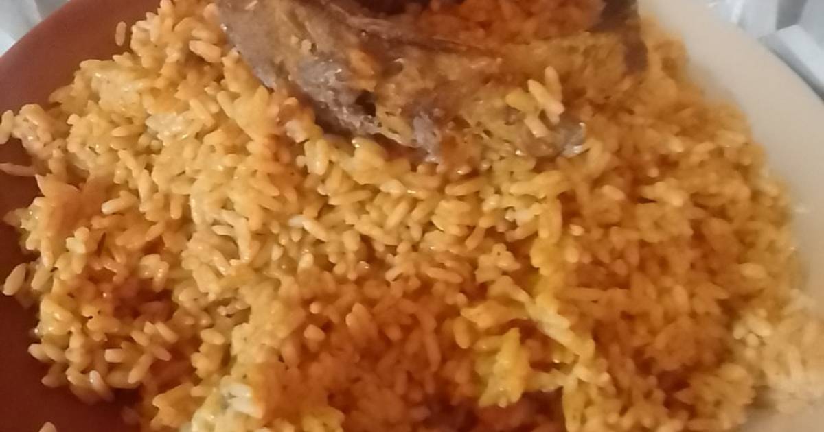 Jollof rice with fried fish Recipe by Royal kitchen - Cookpad