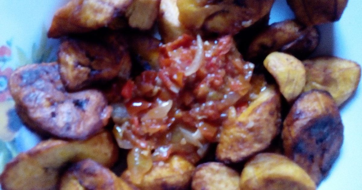 Fried Plantain With Stew Recipe by Cal Gina AbjMom - Cookpad