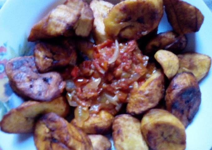 Fried plantain with stew Recipe by Cal Gina AbjMom - Cookpad
