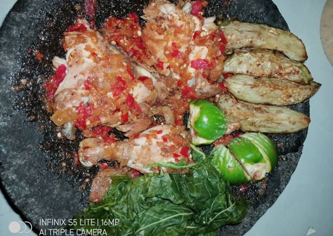 Resep Ayam penyet enak & gampang oleh Danish Edison - Cookpad