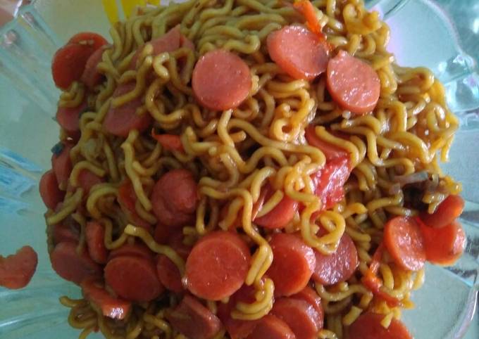 Resep Mie Goreng Sosis oleh Umii Arsyi - Cookpad
