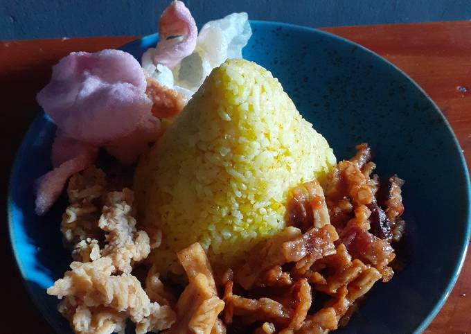 Resep Nasi Kuning Instant with Rice Cooker oleh Dessy Solehyanti - Cookpad