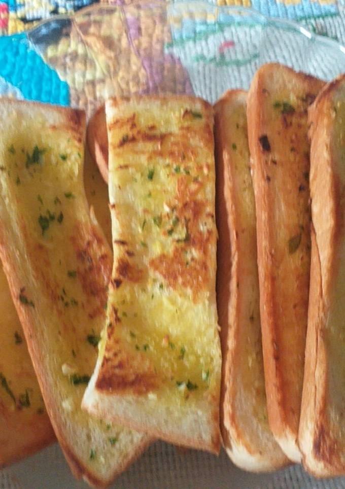 Resep Garlic Bread dari Roti Tawar oleh bernadette rahajeng - Cookpad