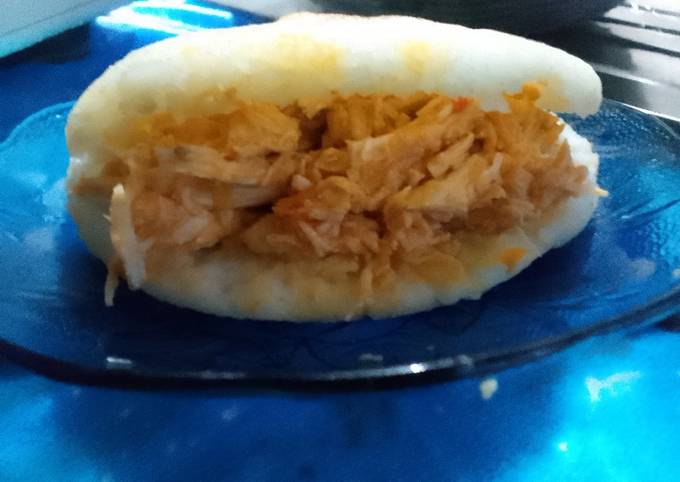 Arepa Venezolana rellena de pollo desmechado Receta de Yuleidy 🇨🇷- Cookpad