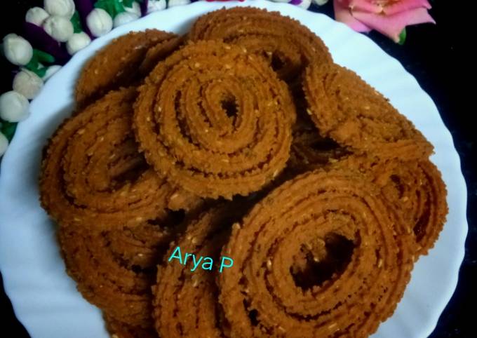 भाजणीची चकली (Bhajni‌chi ‌Chakli‌ Recipe In Marathi) रेसिपी Arya ...