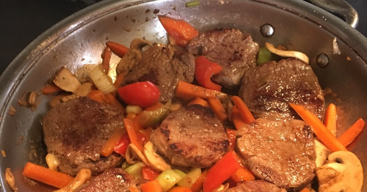 Medallones De Lomito Salteado Con Vegetales Y Champiñones Receta de ...
