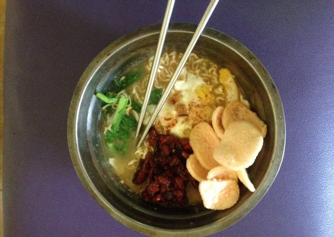 Resep Mie Instant topping Ayam oleh EsterychaNayoan - Cookpad