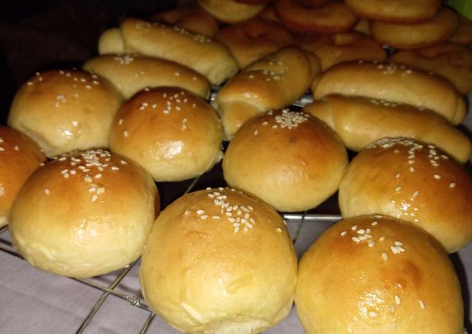 Resep 🌸 ROTI BURGER / ROTI ISI SELAI🌸 oleh Doraken Purnama - Cookpad