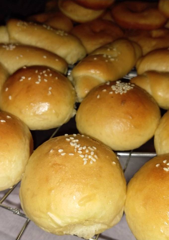 Resep 🌸 ROTI BURGER / ROTI ISI SELAI🌸 oleh Doraken Purnama - Cookpad