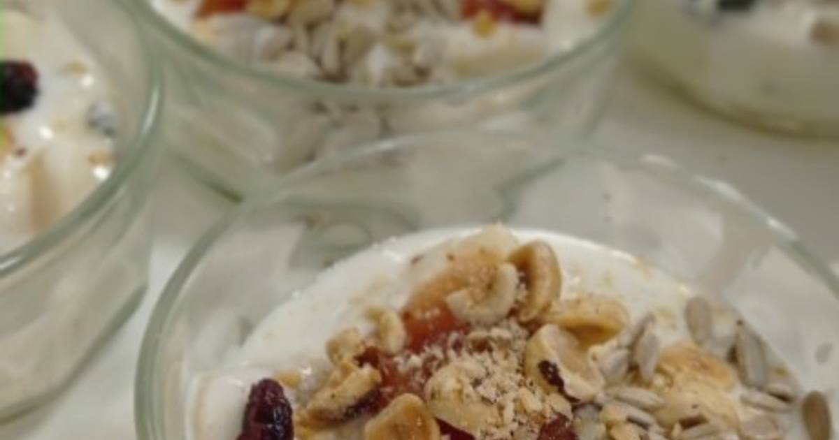Postre de yogurt con mermelada y frutas, adornado con avellanas Receta ...
