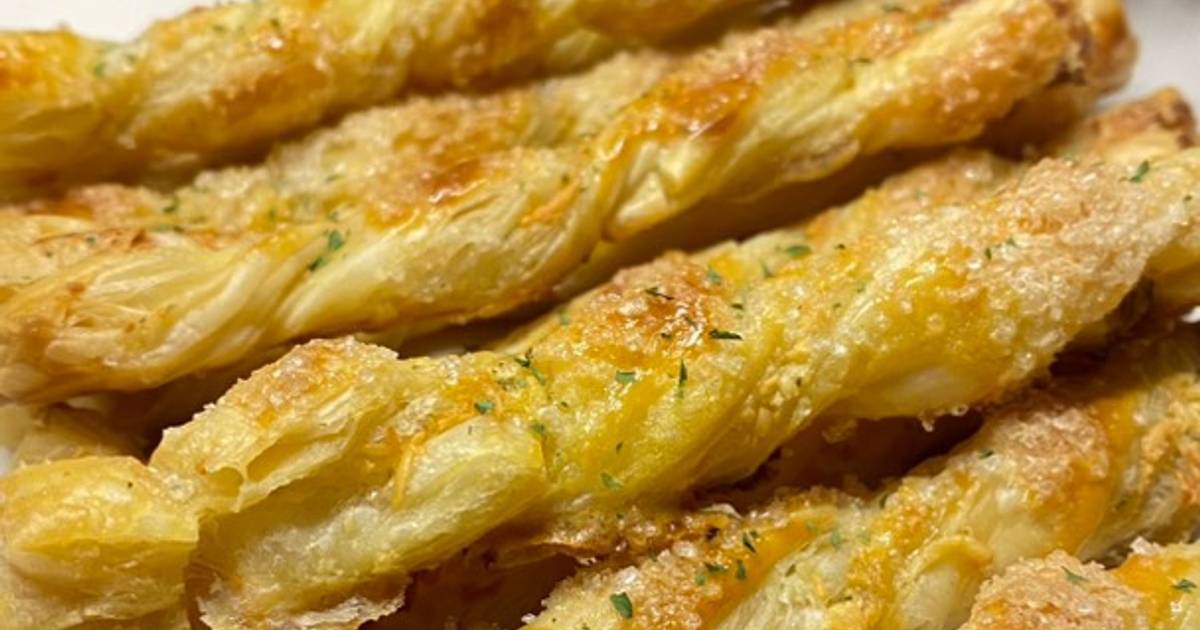 Resep Stick Pastry Garlic Cheese oleh maulidinaaa - Cookpad